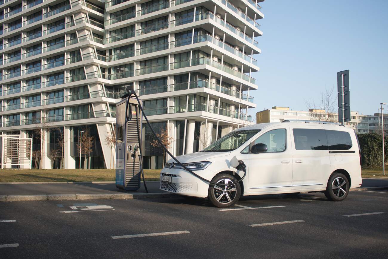 Volkswagen Caddy Maxi eHybrid: Úsporný parťák do města, na služební ...